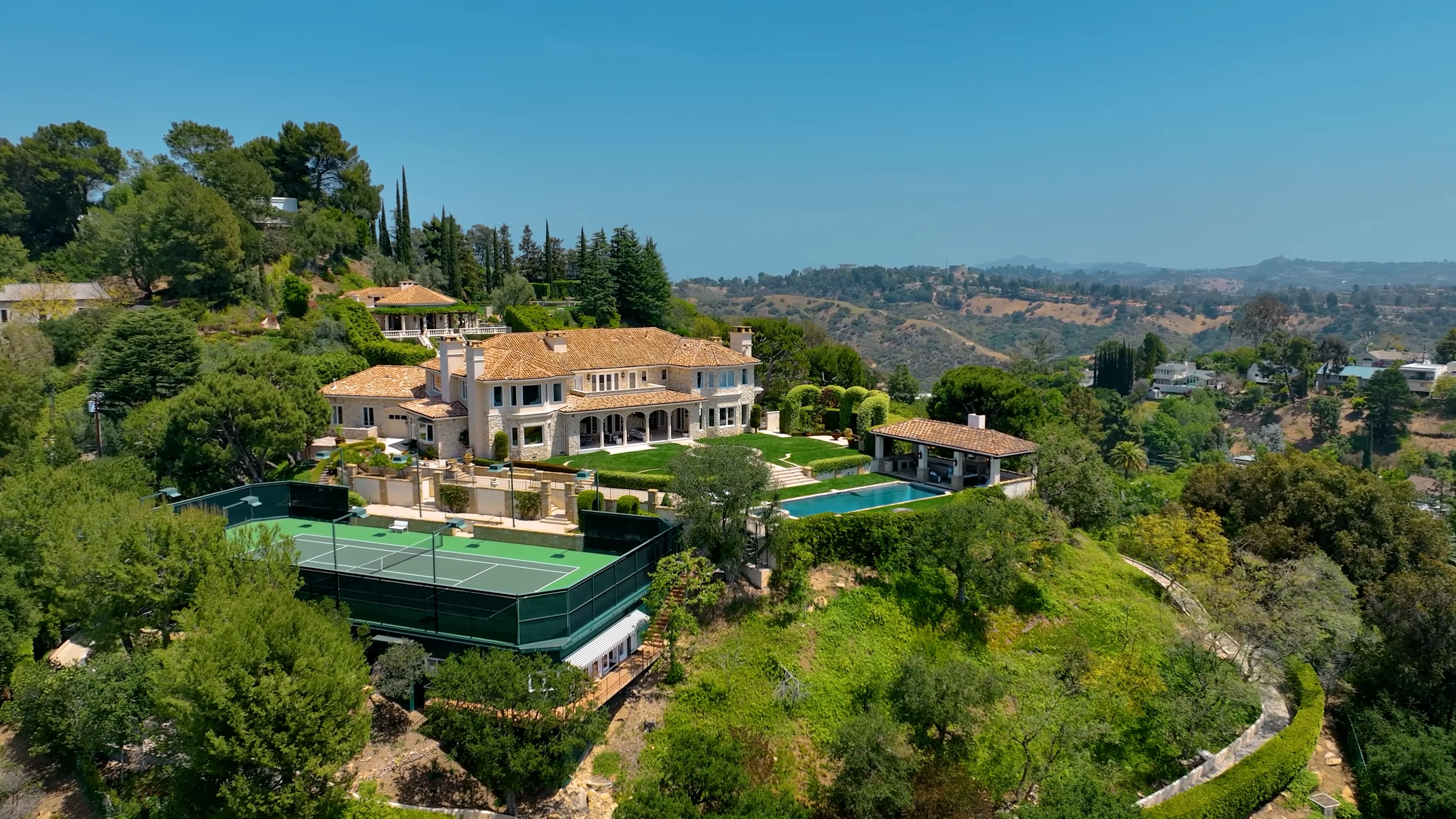 Mia Trudeau presents: 2911 Antelo View Dr, Los Angeles, CA 90077