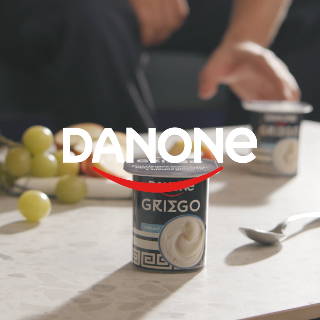 DANONE & FOODPHOTO (2023) - GLOBAL BRAND VIDEO - COUCH SNACK GREEK (SQUARE)