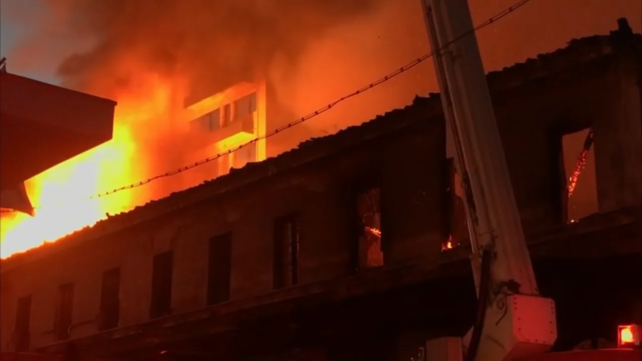Μεγάλη φωτιά σε εγκαταλελειμμένο κτίριο στον Πειραιά