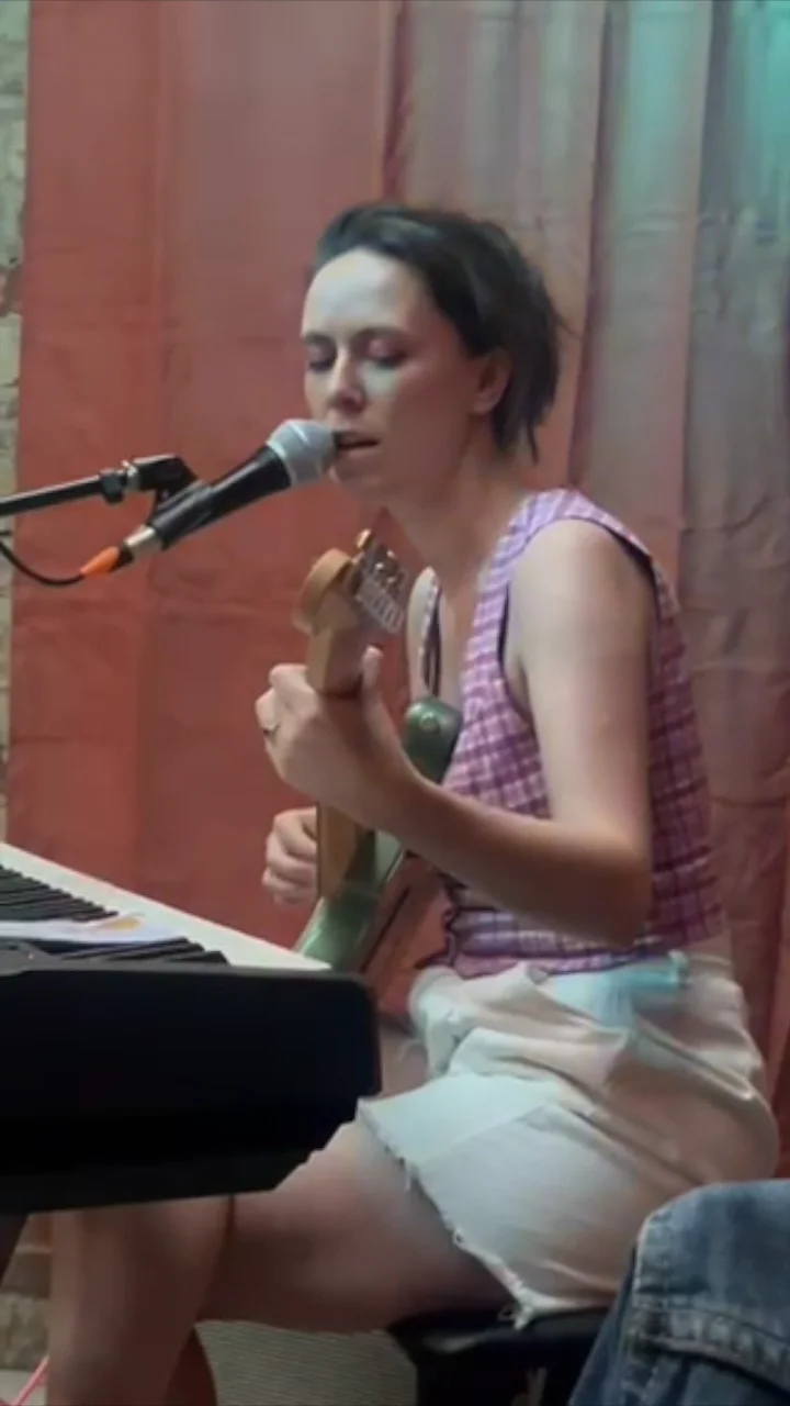 Isabelle Davis Live in Portrait