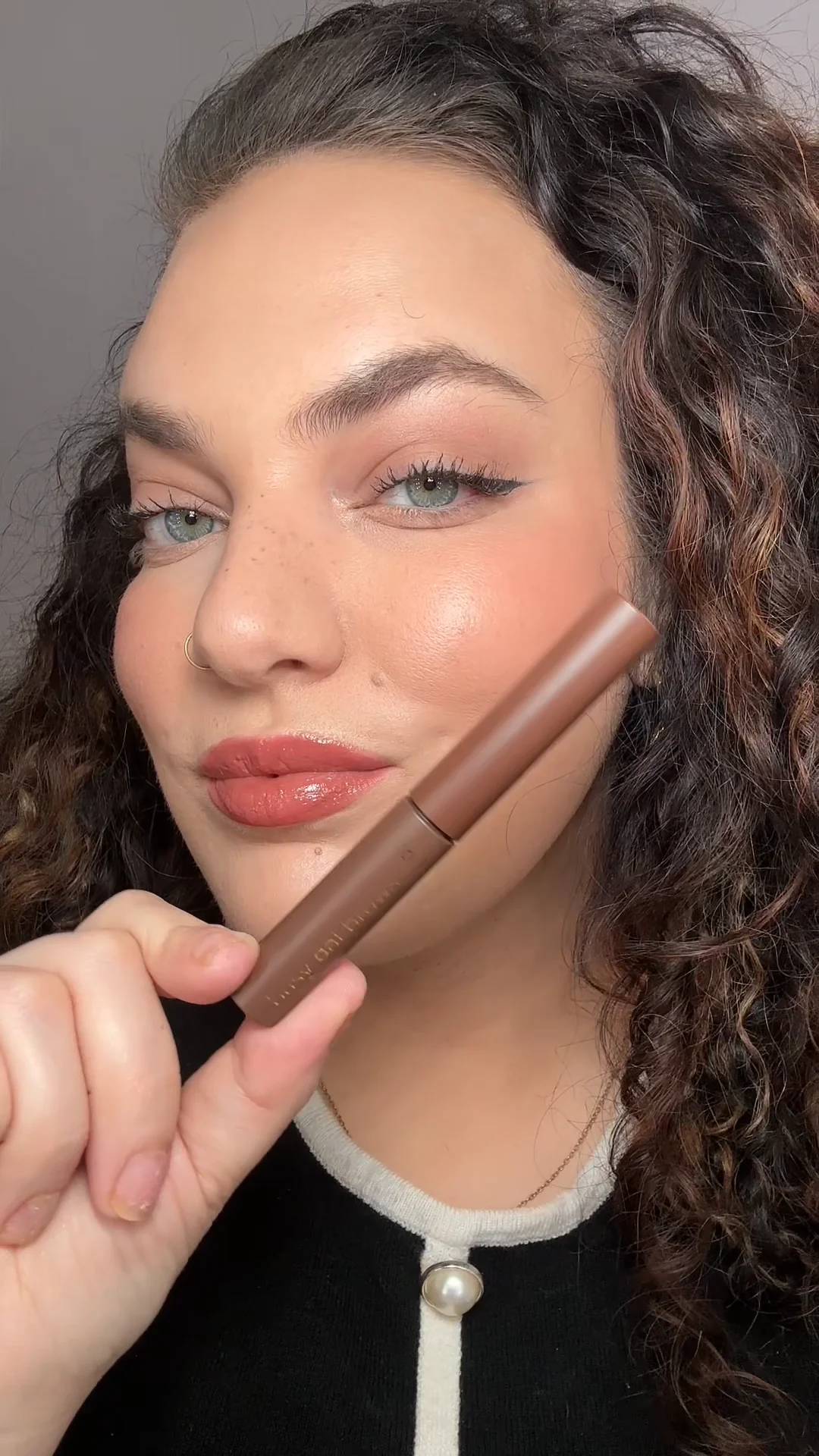 Busy gal brows in medium