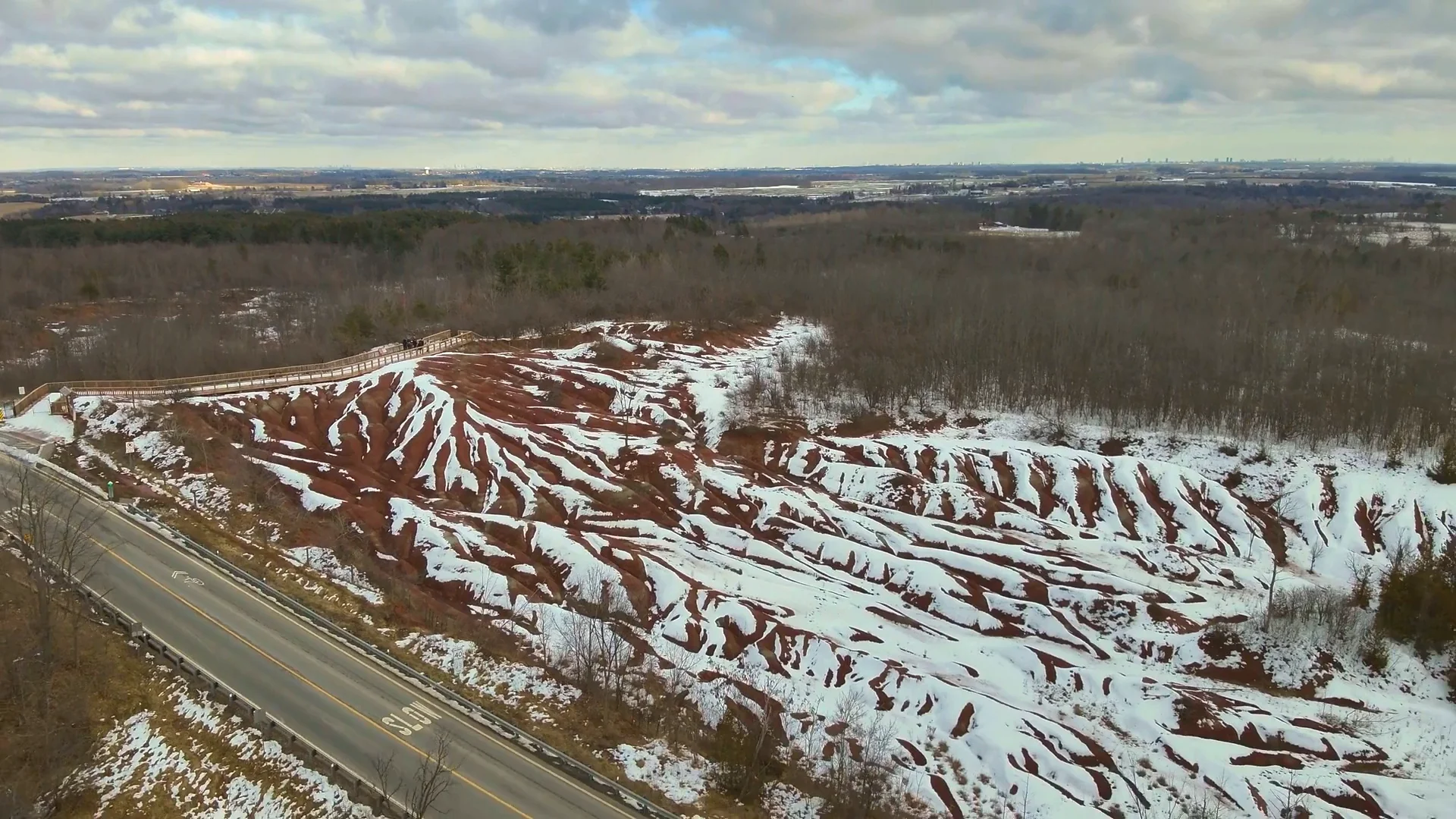 Badlands covered in snow | Badlands couverts de neige