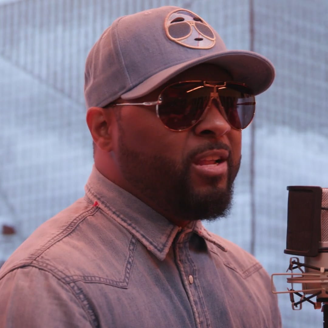 Musiq Soul Child Performs "Just Friends" Inside The Booth