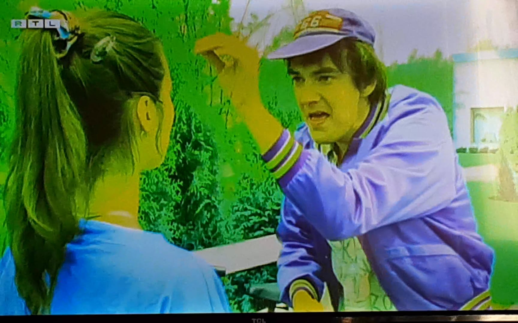 Zoon Kees Flodder Zit Aan De Lekkere Tieten Van De Lekkere Tennismeisje