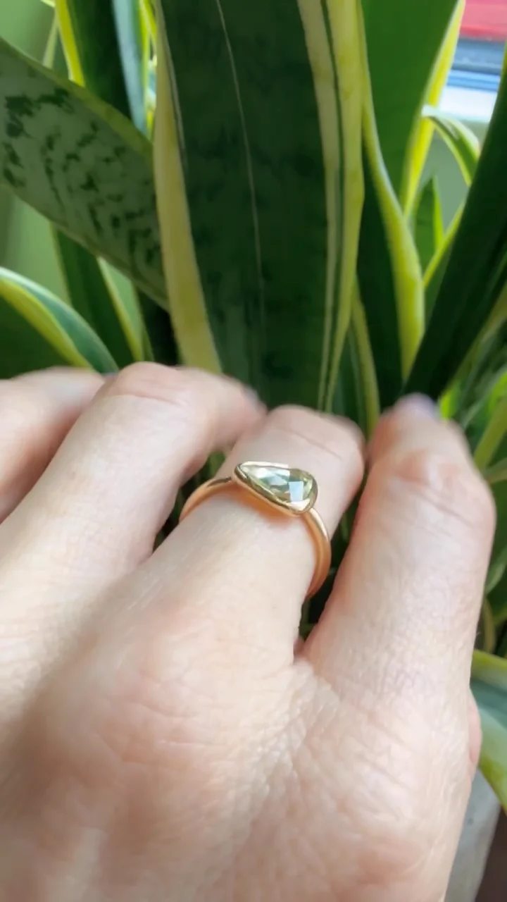 Gusher Chartreuse Sapphire Ring 003