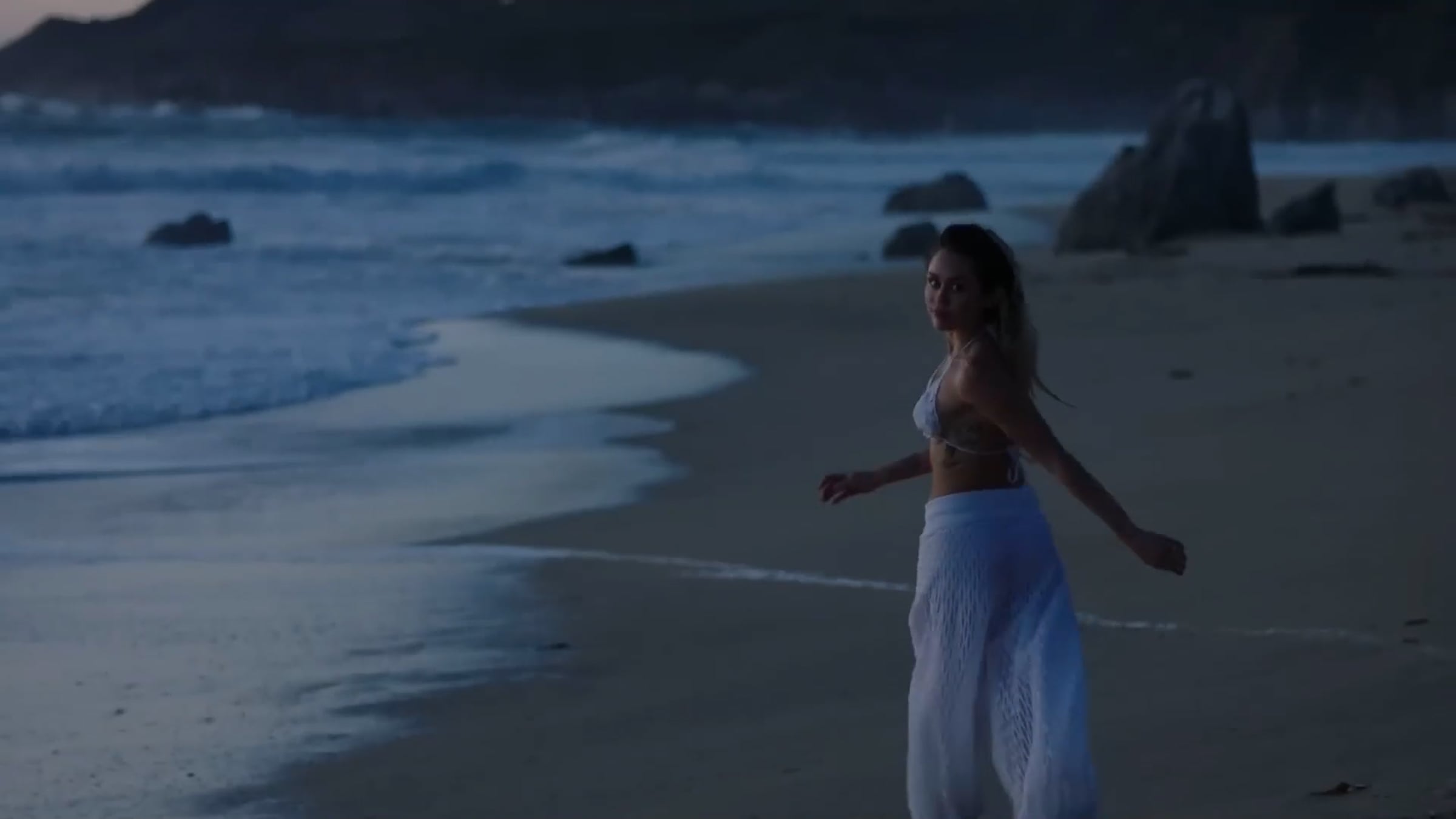 Miley Cyrus - Malibu (Official Video) - MileyCyrusVEVO (1080p, h264)