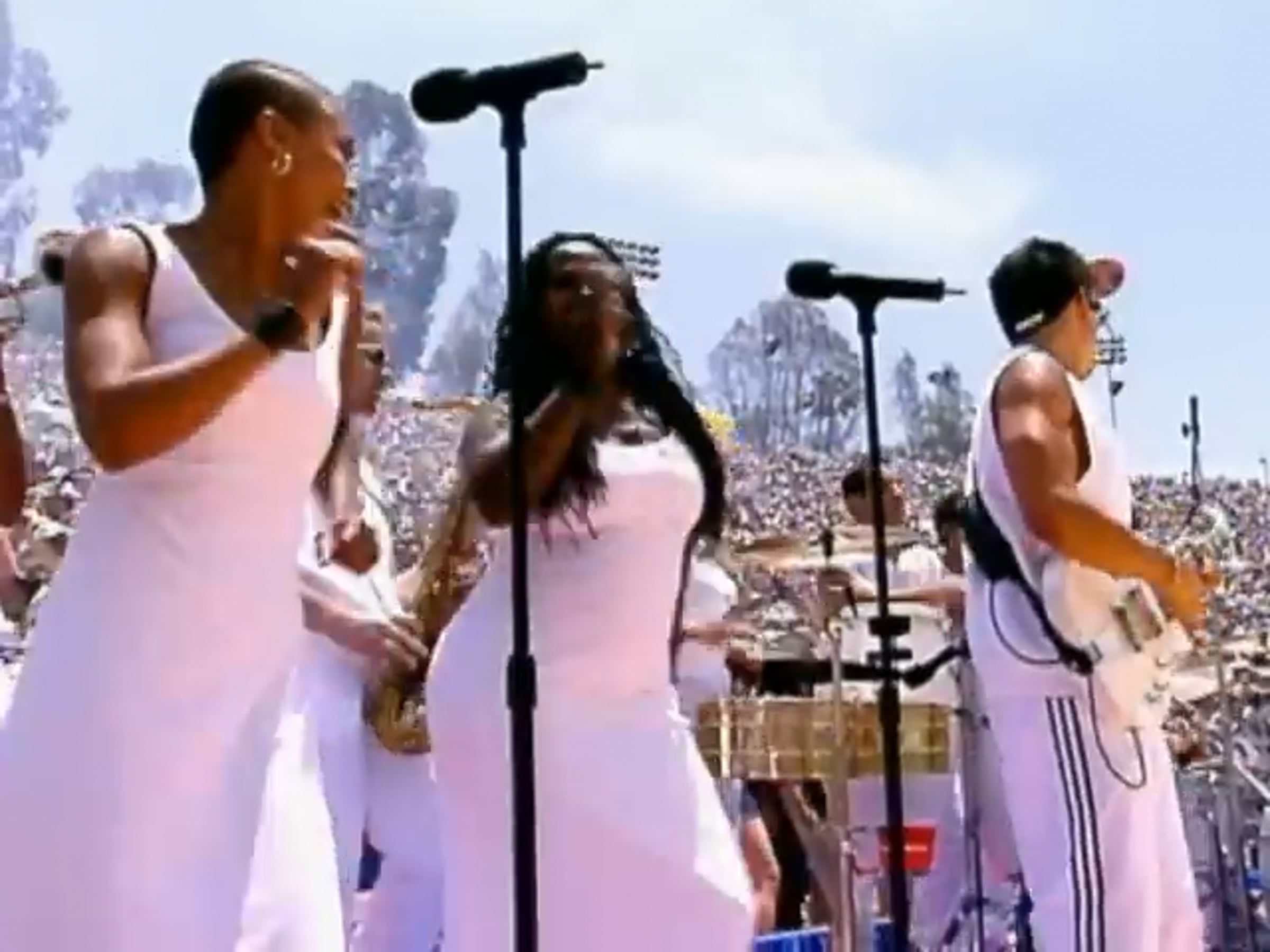 Jennifer Lopez - Let's Get Loud (Official Video)