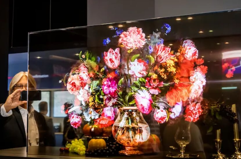 INTERACTIVE TRANSPARENT OLED DISPLAY 55* / ИНТЕРАКТИВНЫЙ ПРОЗРАЧНЫЙ OLED-ДИСПЛЕЙ 55*