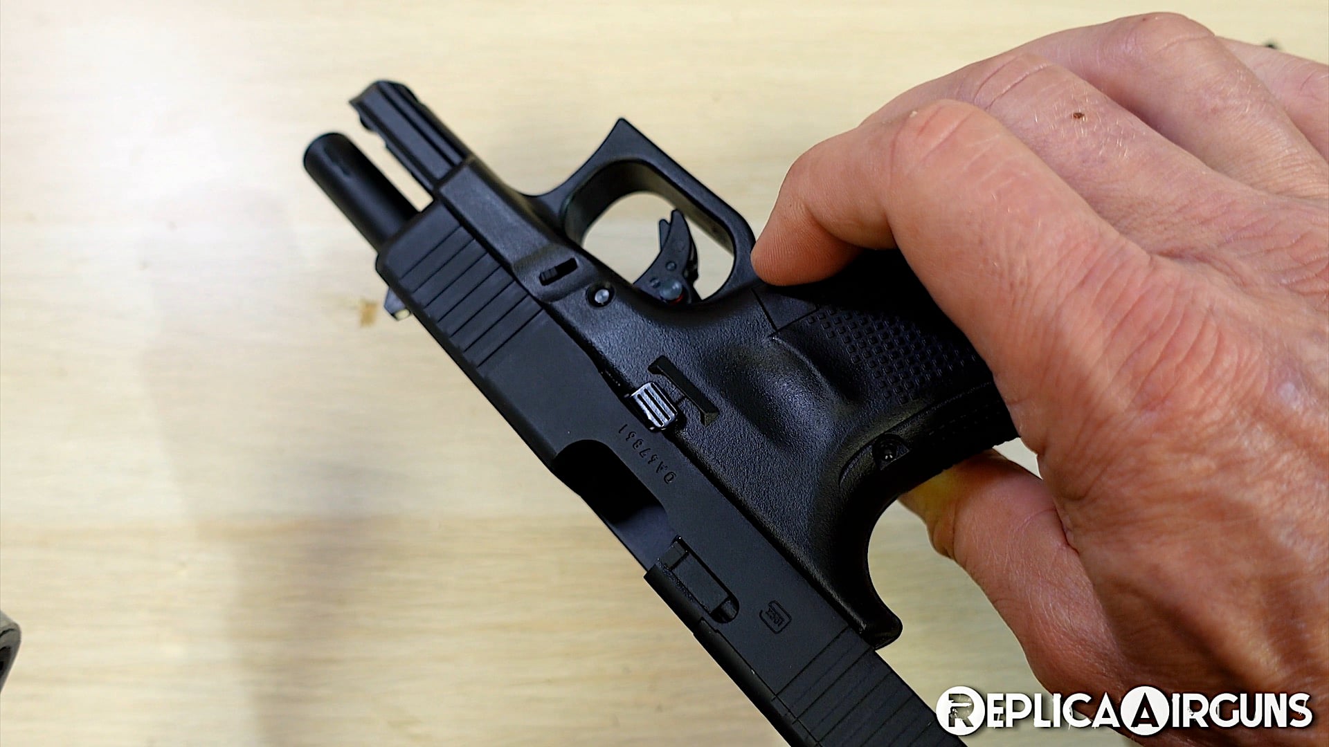 Video - Umarex Glock 19 Gen 5 MOS CO2 Blowback BB Pistol Table Top Review