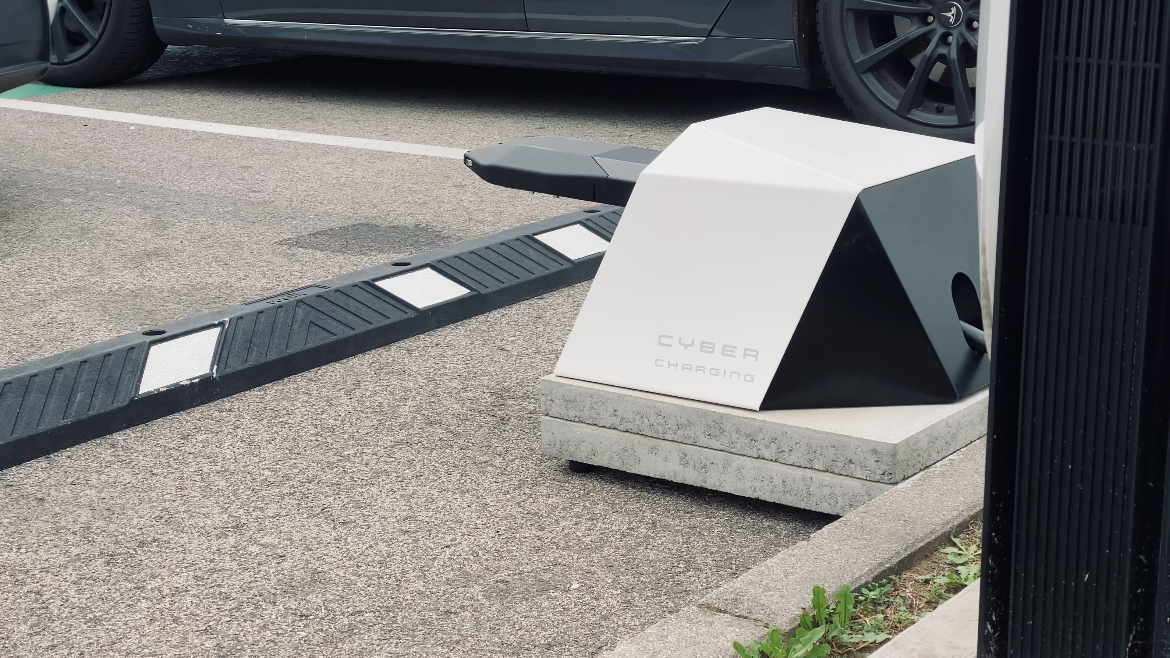Automated Charging (2) - Passive NACS-Docking Solution for Robotaxis