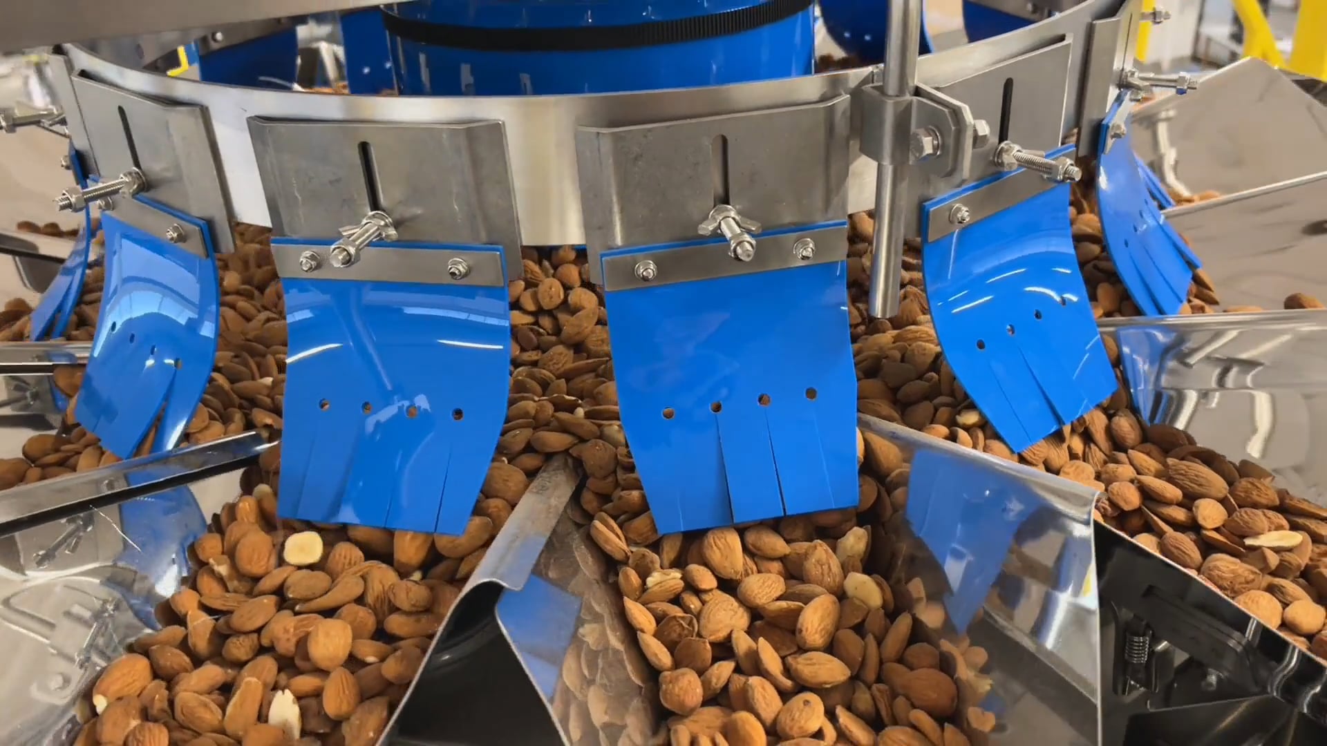 VFFS WITH MULTIHEAD FOR DRIED FRUITS - Confezionatrice con multiteste ...