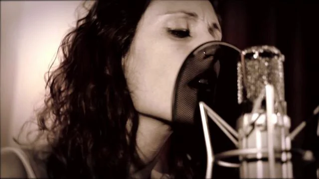 Laura Vall - "Sometimes" - Acoustic on Vimeo