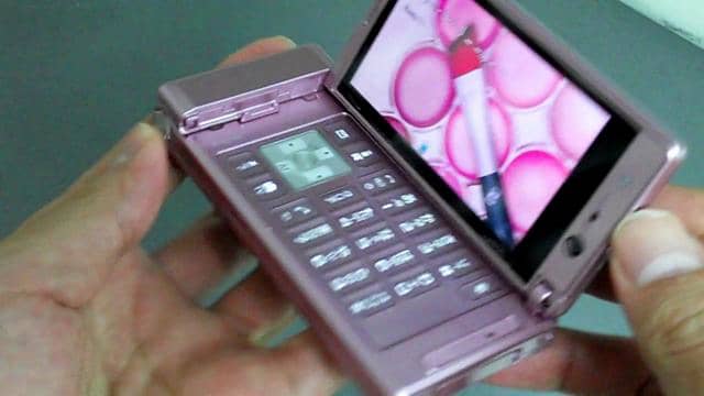 NTT DoCoMo P-07A by Panasonic Hands On 外型重點導覽 on Vimeo