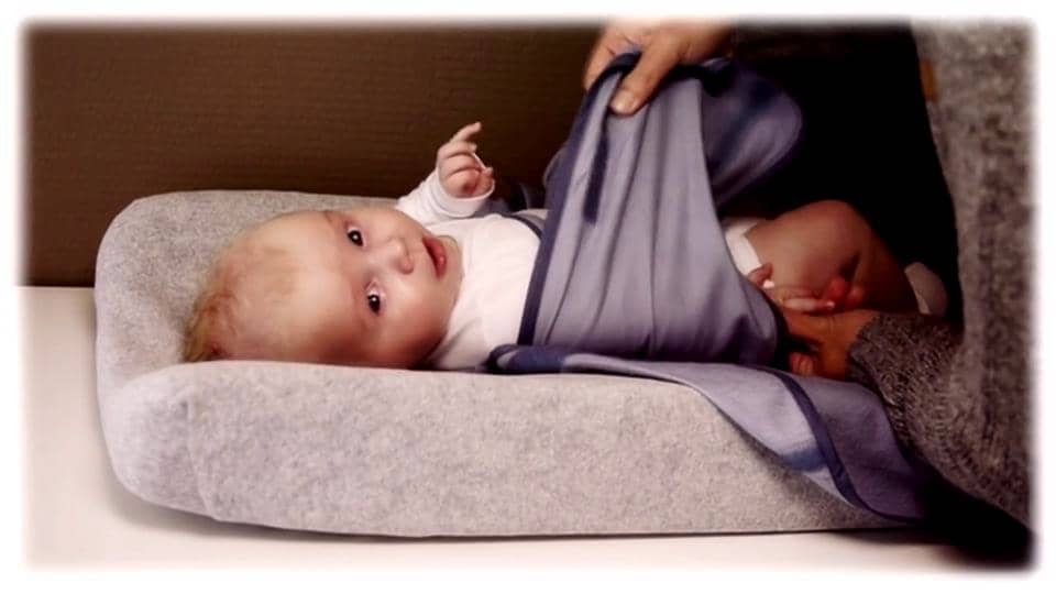 Baby inbakeren met de Pacco inbakerdoek on Vimeo