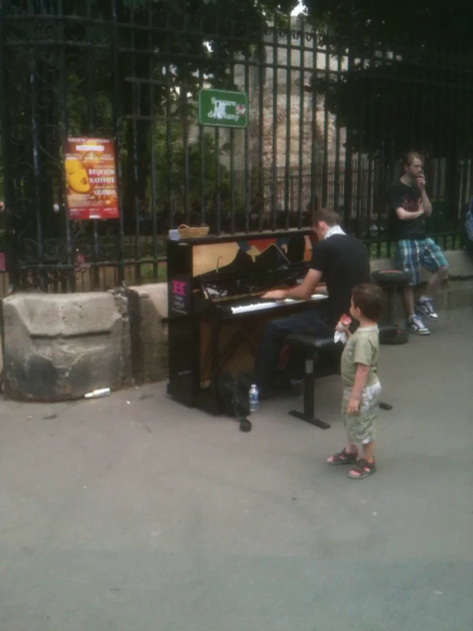 Street Piano Player in Paris on Vimeo