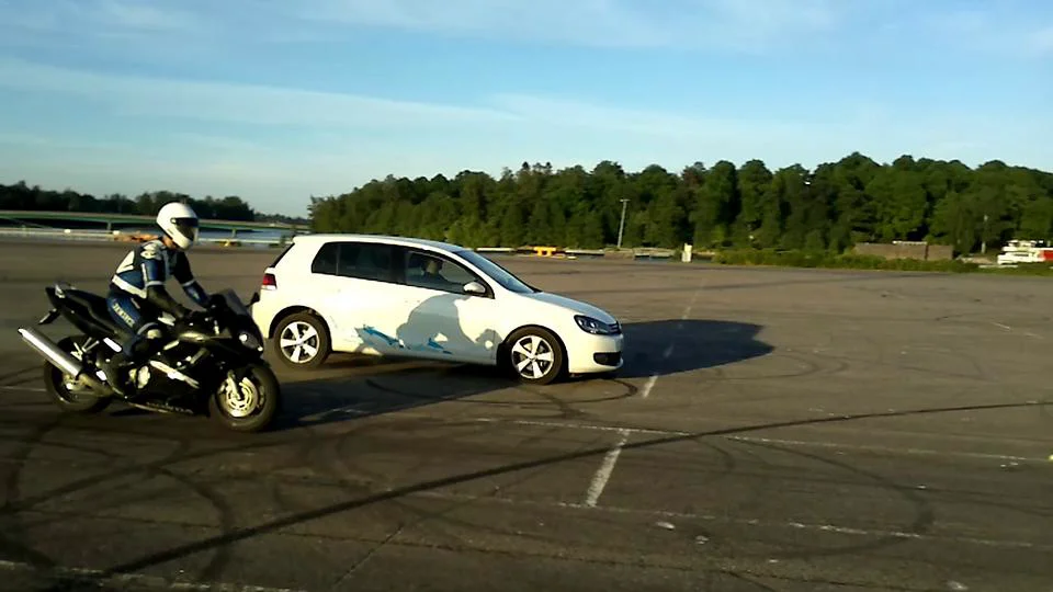 Car vs motorcycle / stopping distance