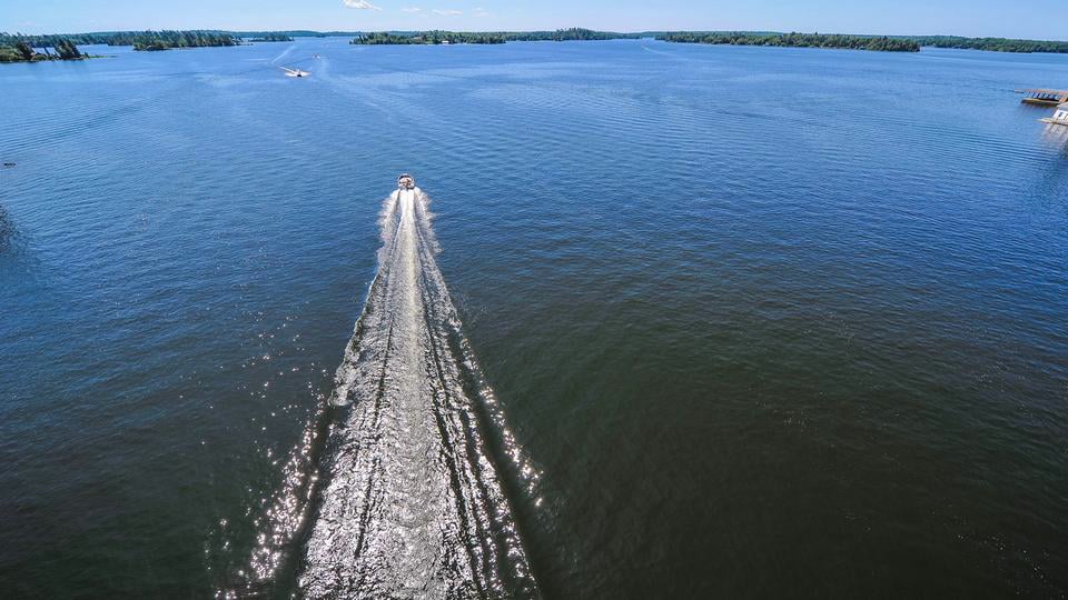 Timelaps Keewatin Bridge Boats on Vimeo