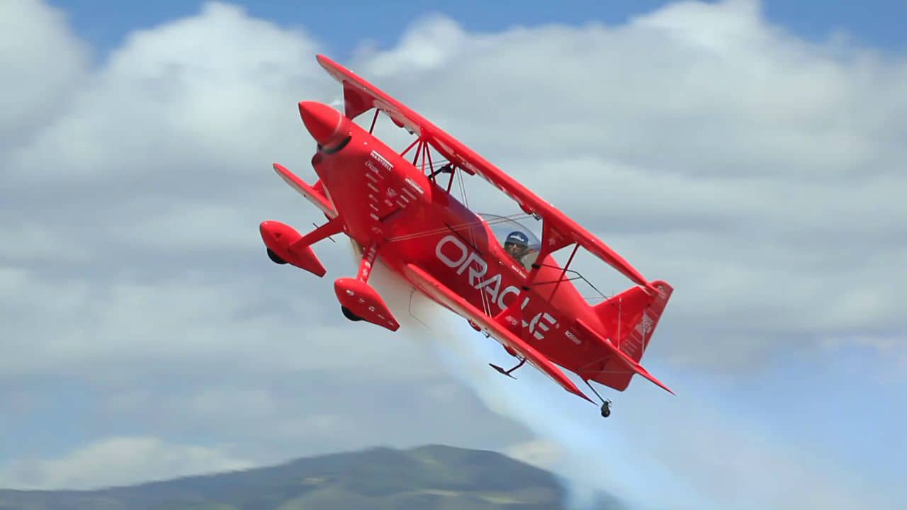 Sean D. Tucker pilots the Oracle stunt plane on Vimeo