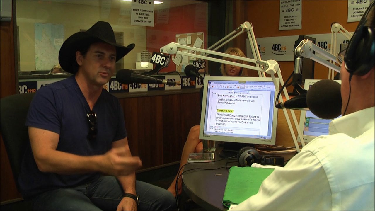 Lee Kernaghan with Greg Cary on 4BC Mornings on Vimeo