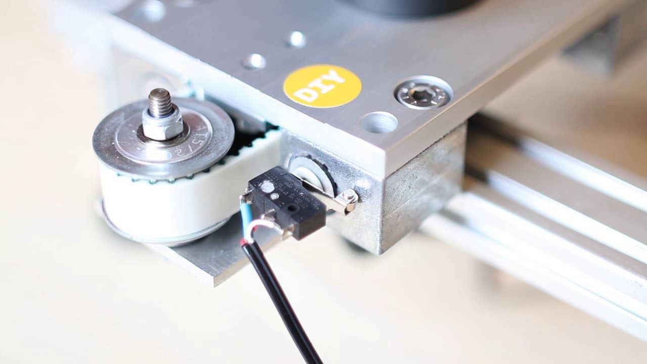 DIY Motorized Camera Slider on Vimeo