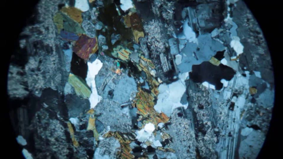 Une autre lame de diorite vue au microscope polarisant on Vimeo