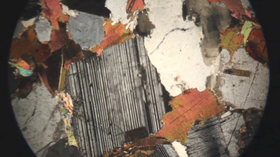 Une lame de granite vue au microscope polarisant on Vimeo