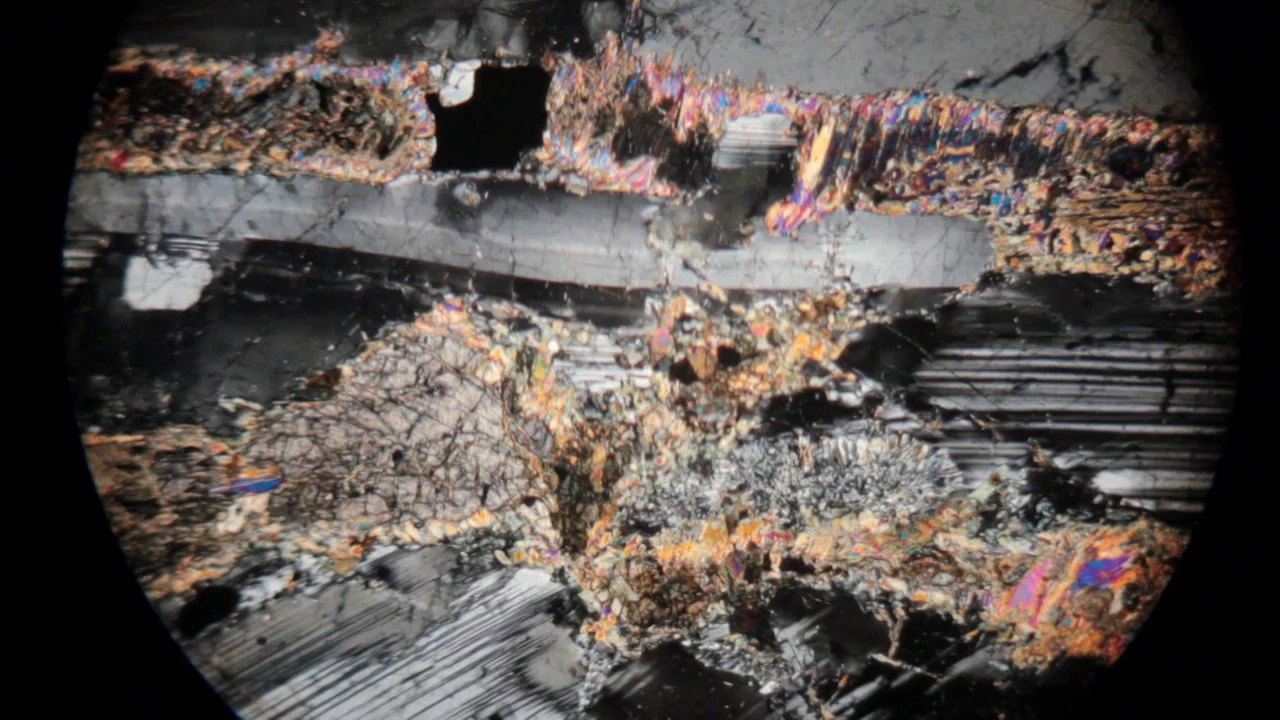 Une autre lame de métagabbro à hornblende vue au microscope polarisant