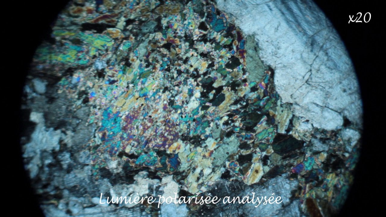 Une lame de métagabbro à hornblende vue au microscope polarisant on Vimeo