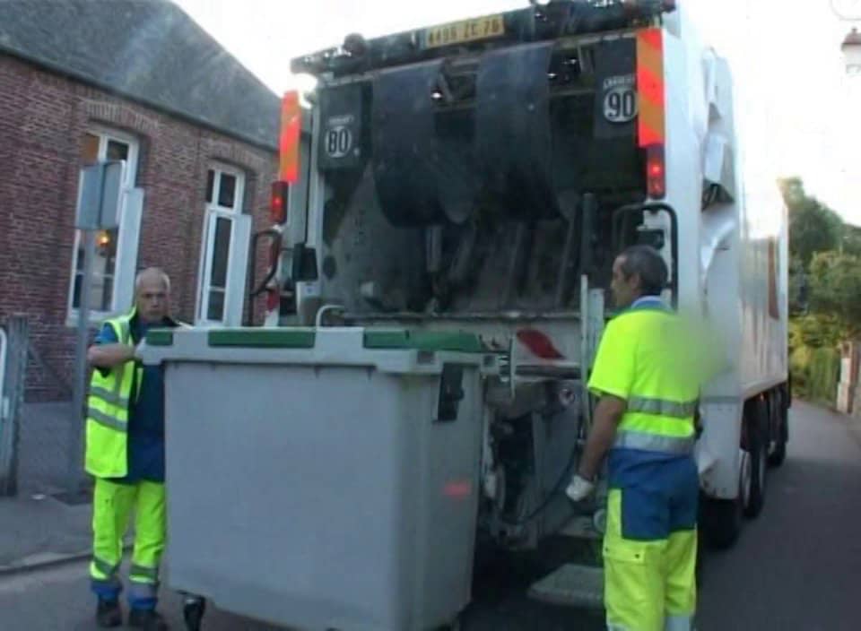 Collecte des déchets : les risques du métieur de ripeur (éboueur) on Vimeo