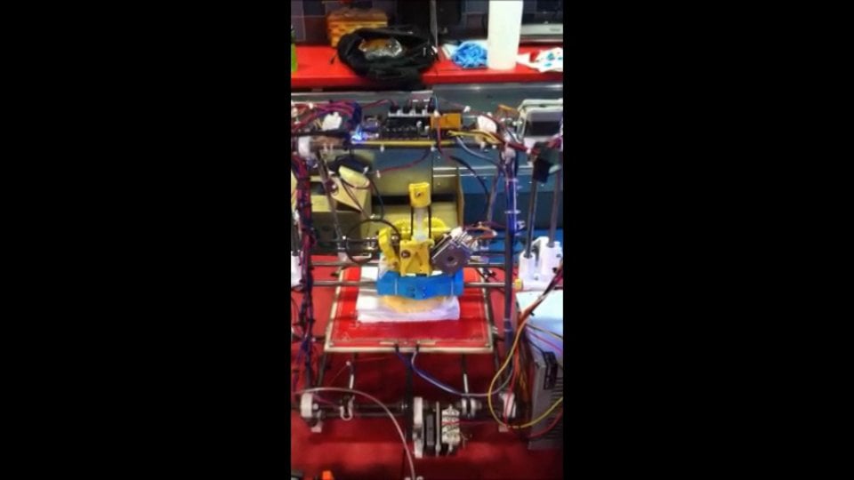 Extruding frosting using the Universal Paste Extruder (2) on Vimeo