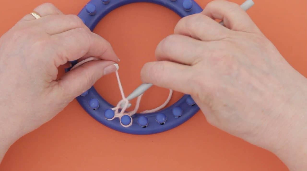 Loom Knit: Chain Cast On Clockwise 75471 on Vimeo