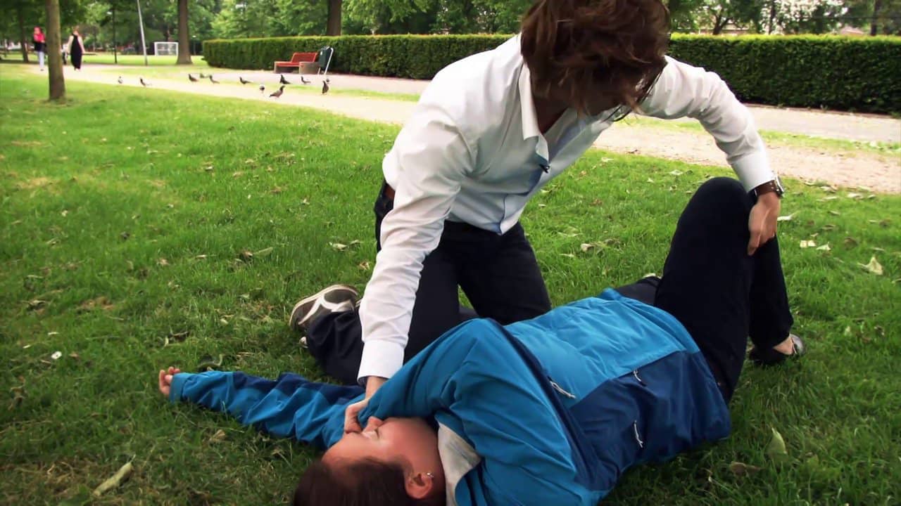 EHBO - Eerste hulp bij bewusteloosheid (de stabiele zijligging) on Vimeo