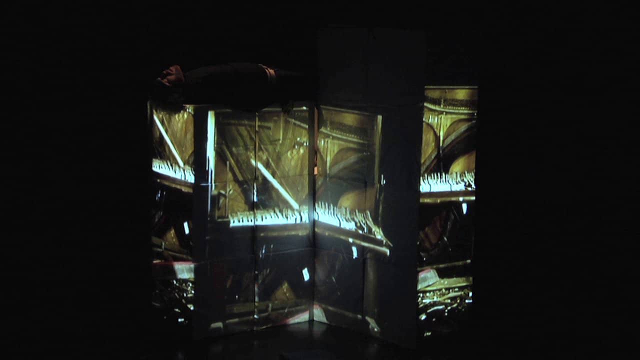 Destruction du piano par la masse on Vimeo