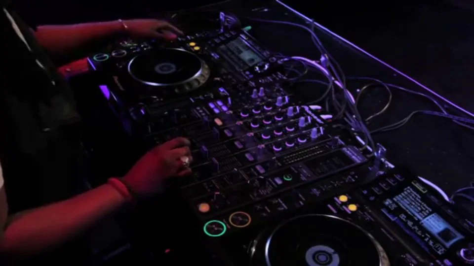 DAM DUTCHESS // DJ SHUG LA SHEEDAH - LIVE ON STAGE (2013) on Vimeo