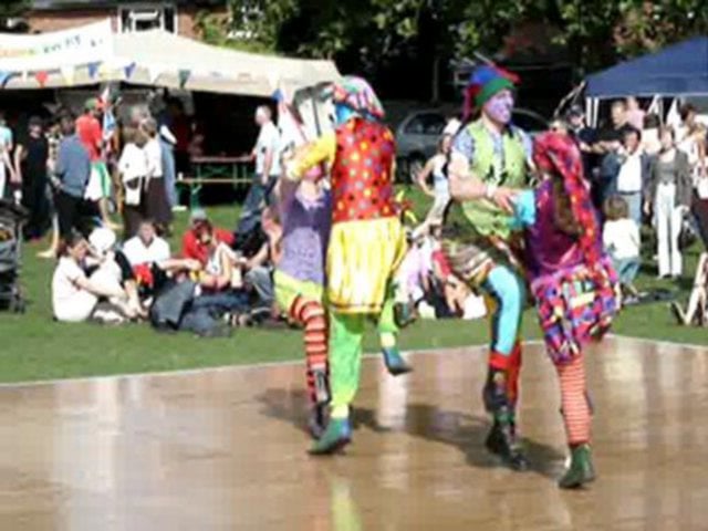 Tripped out morris dancing at the Bunkfest 2006 on Vimeo