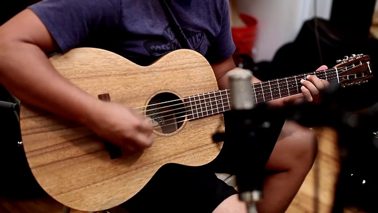 Pono Guitar 000-10V on Vimeo