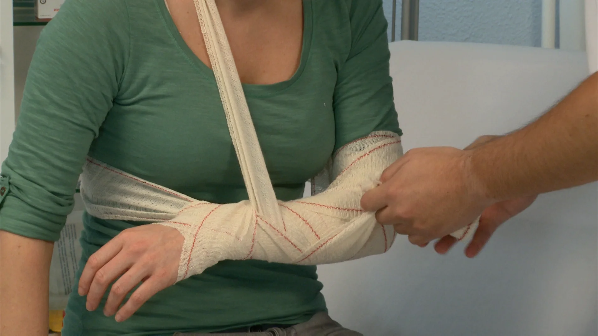 Sprains & Strains | Arm Bandage | http://www.nationalcprfoundation.com/
