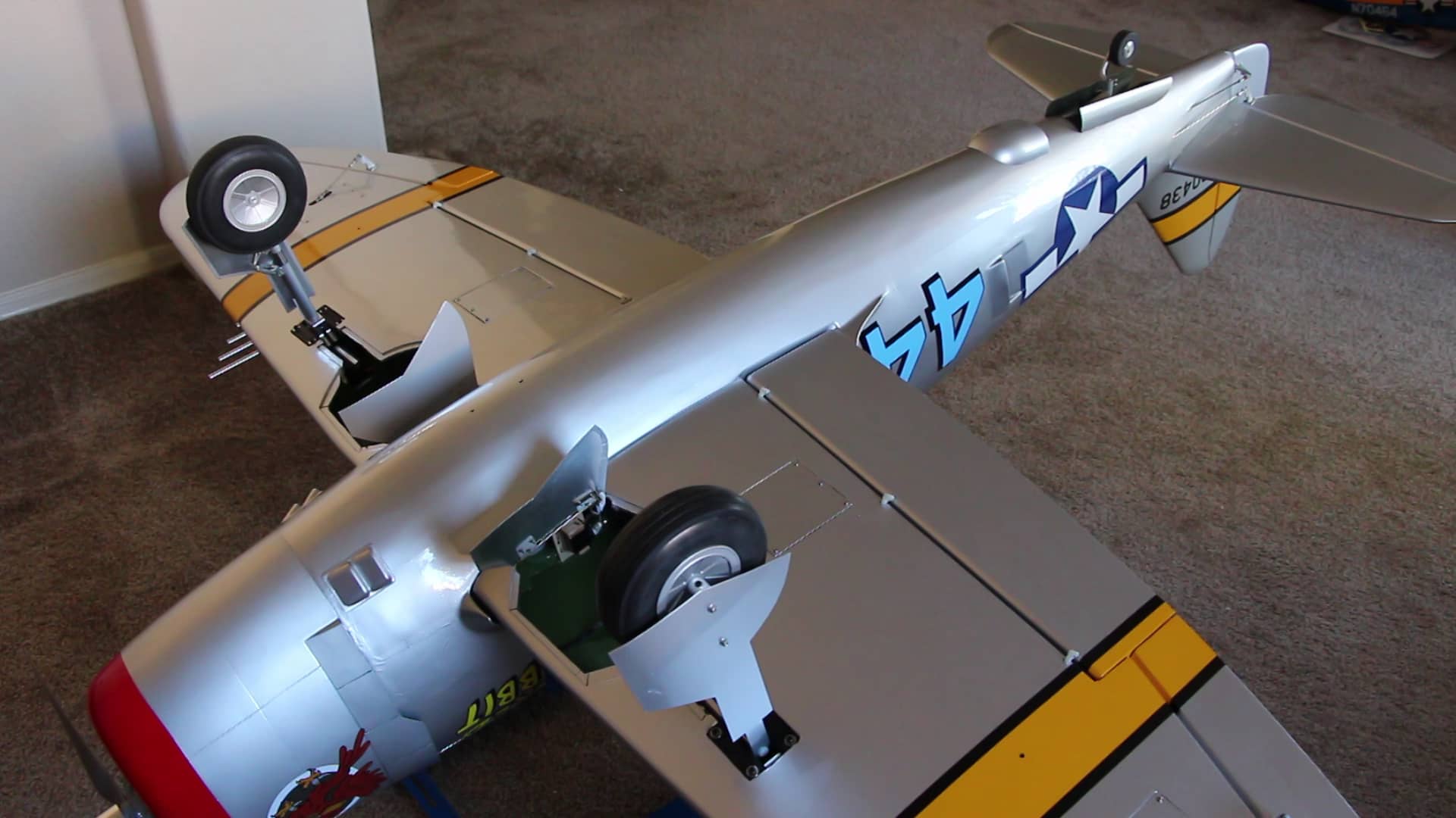 Nick's Hangar 9 P-47D-40 Thunderbolt 30cc Retract Door Operation with ...