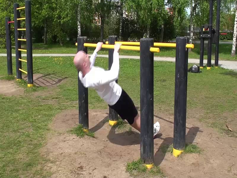 Küünarvarte kõverdamine vastu kangi kitsa käte asetusega pealthaardes ...