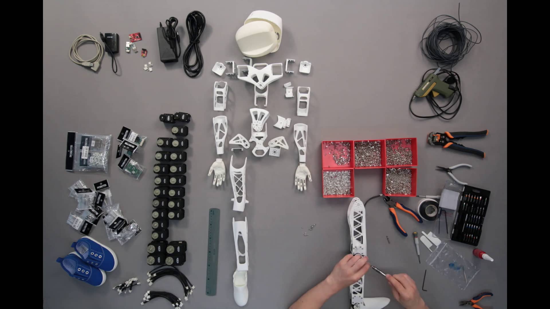 Time lapse of Poppy humanoid's assembly on Vimeo
