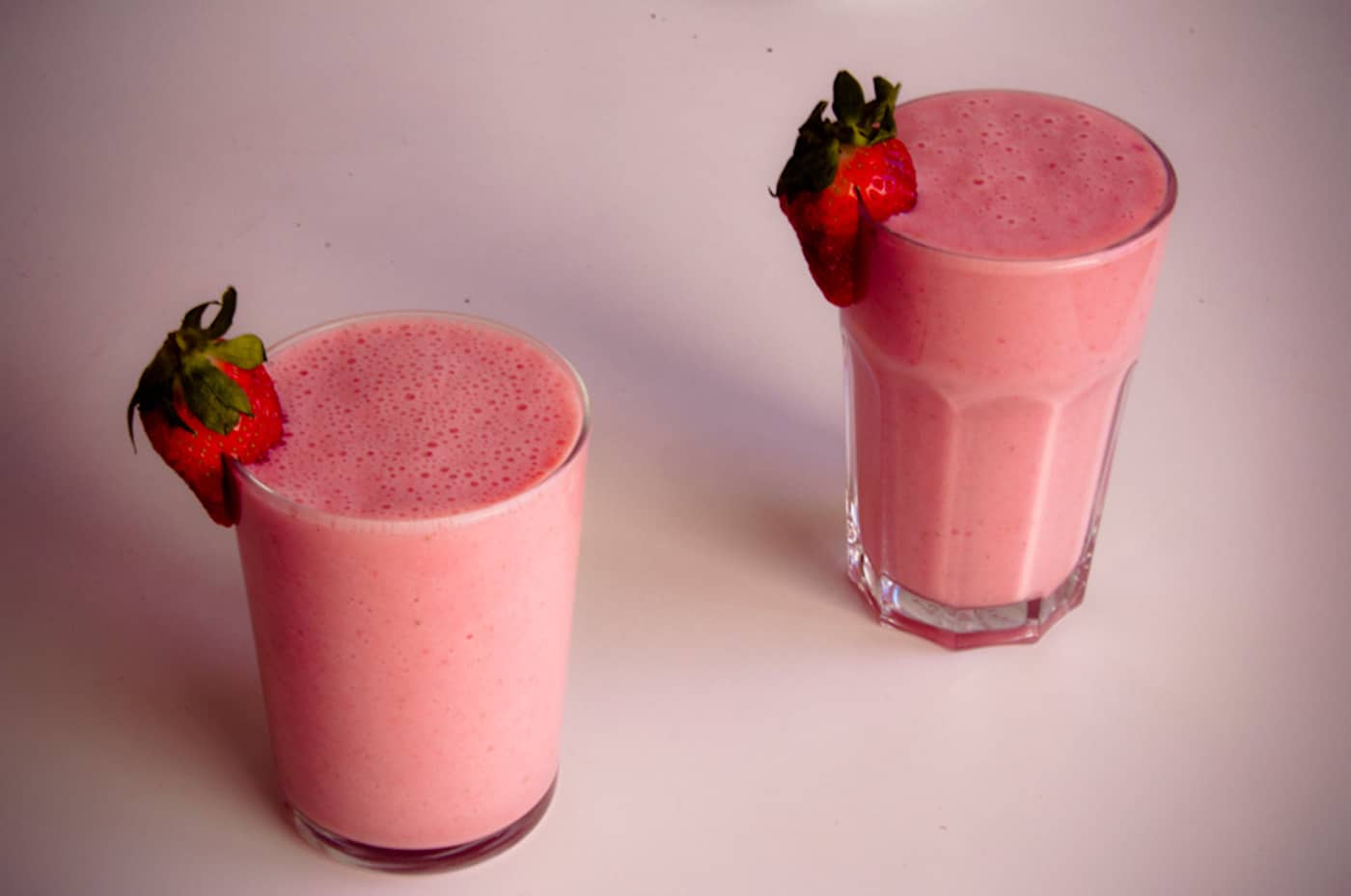 Jugo de fresas, plátano y leche on Vimeo
