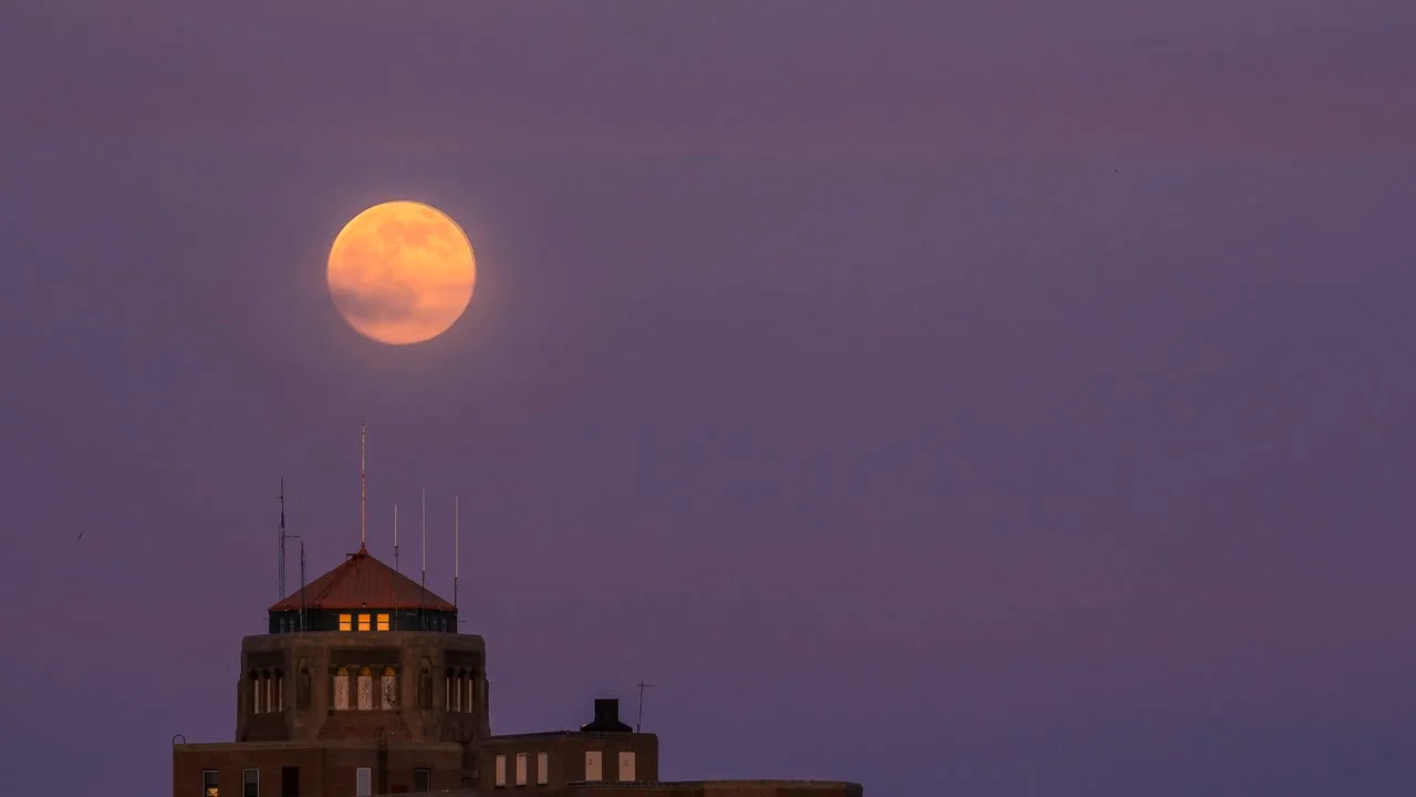 Honey Moon Over The Faust Landmark on Vimeo