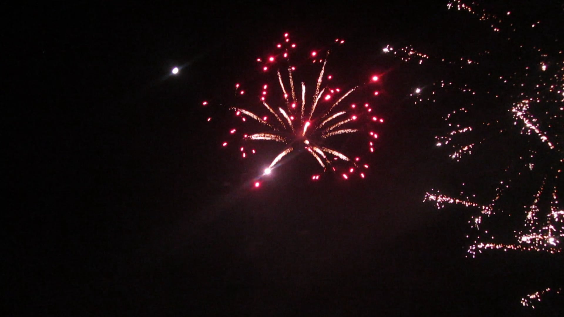 4 Inch Silver to Red Crossette Firework Shell on Vimeo
