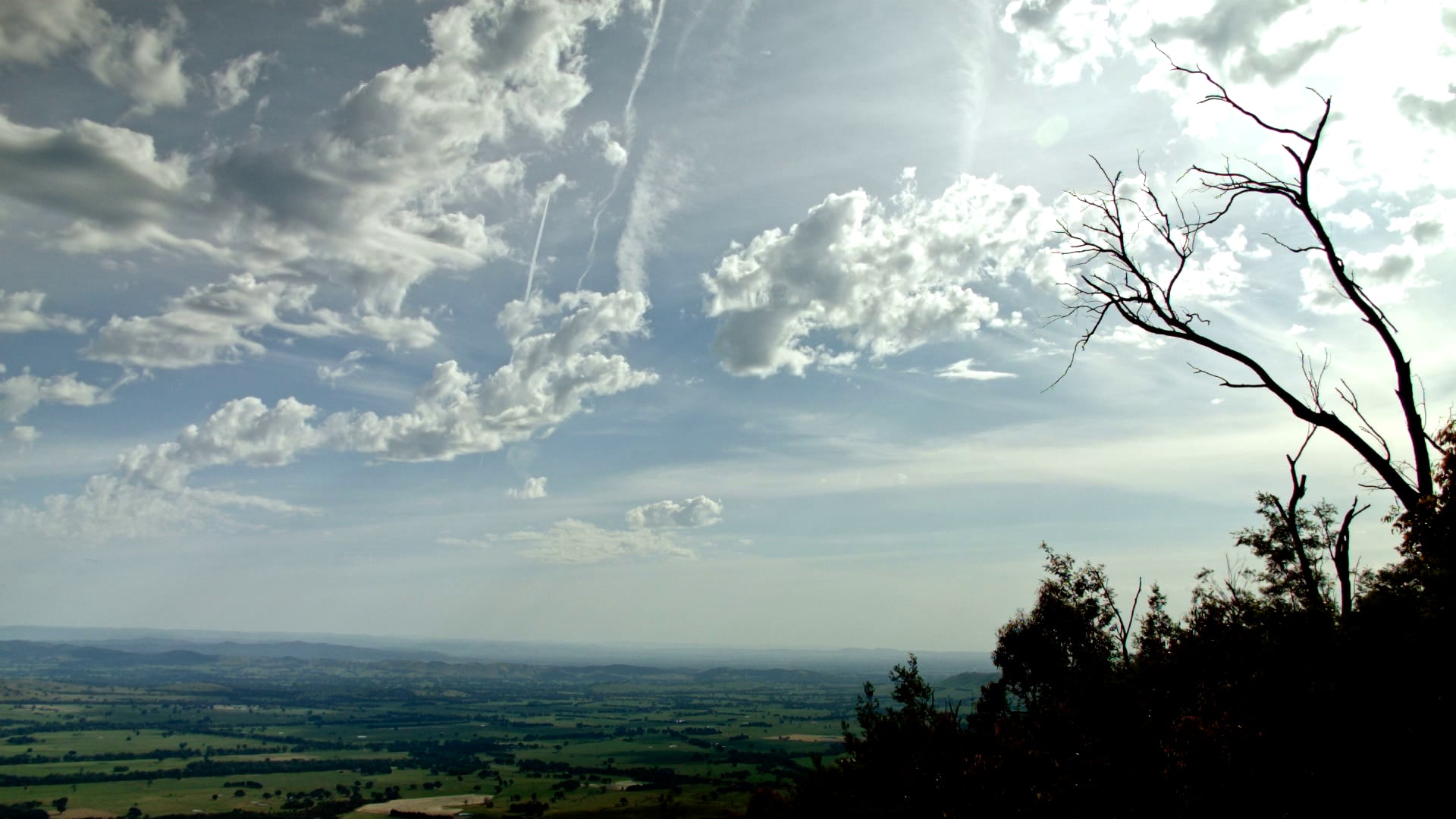 Contrails and altocumulus from Murmungee Lookout - 23 Oct 2014 on Vimeo