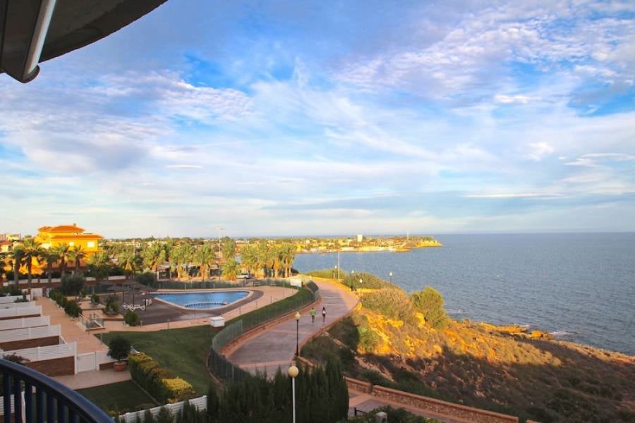 Okendo presents a stunning 3 bedroom frontline apartment in Residencial ...