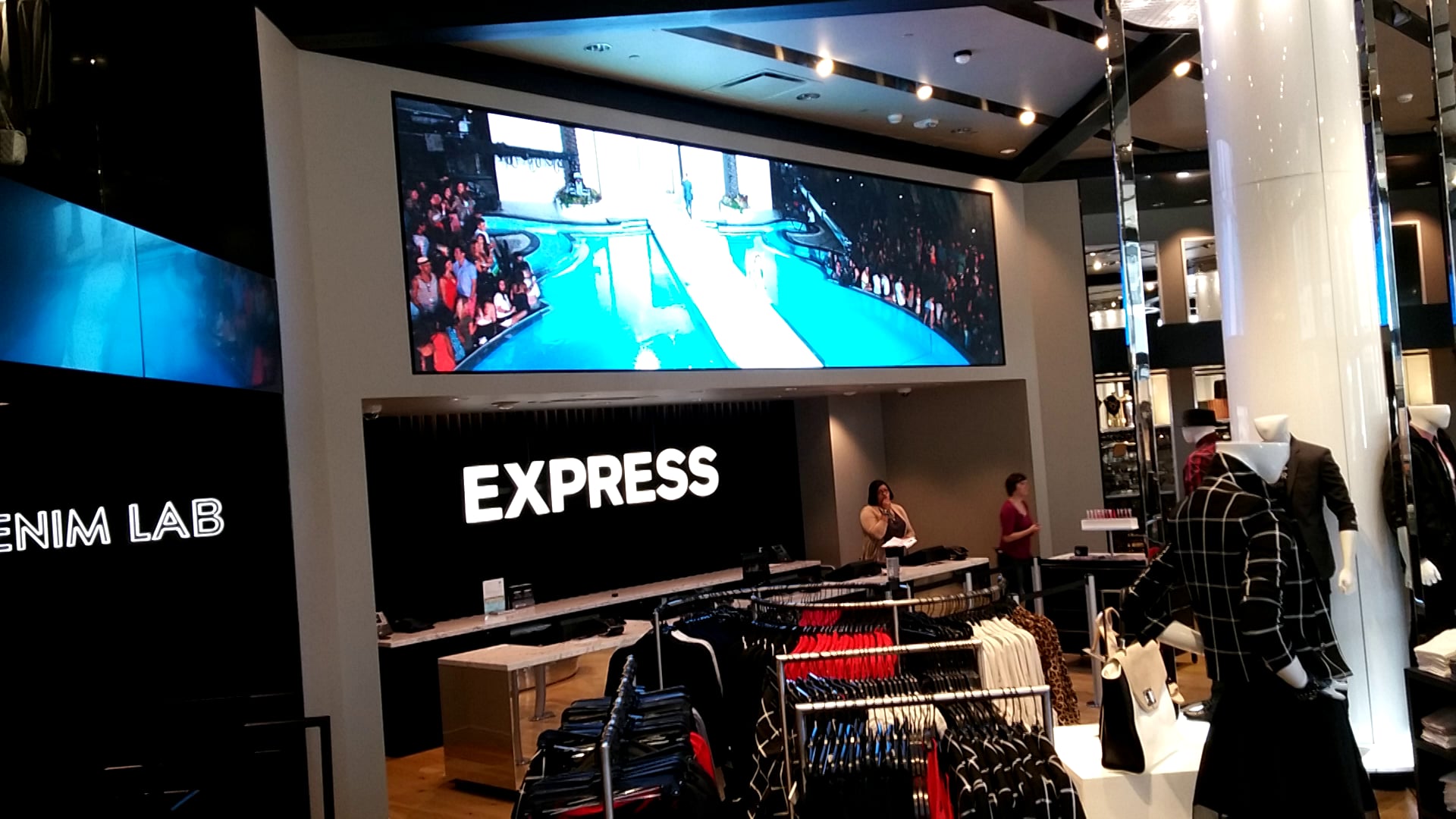 Express Union Square 4mm LED Display by D3 LED on Vimeo