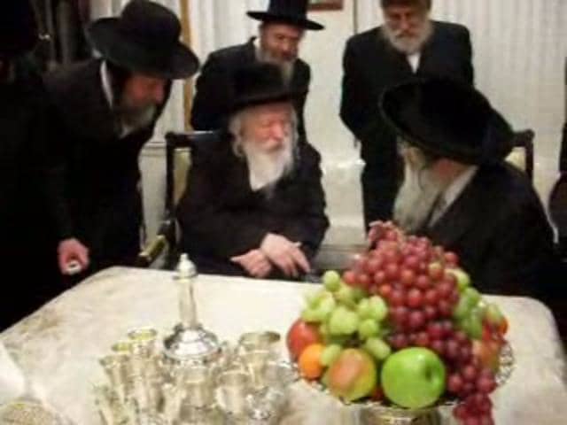 Gerer Rebbe meeting with Sanz Klausenburg Rebbe of USA on Vimeo