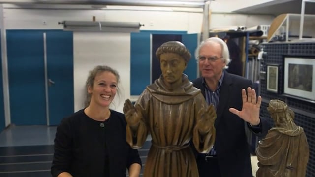Herman Pleij en conservator Micha Leeflang in de depots van Museum ...
