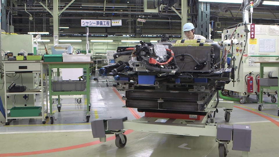 Toyota Mirai production line: Chassis and fuel cell system assembly ...