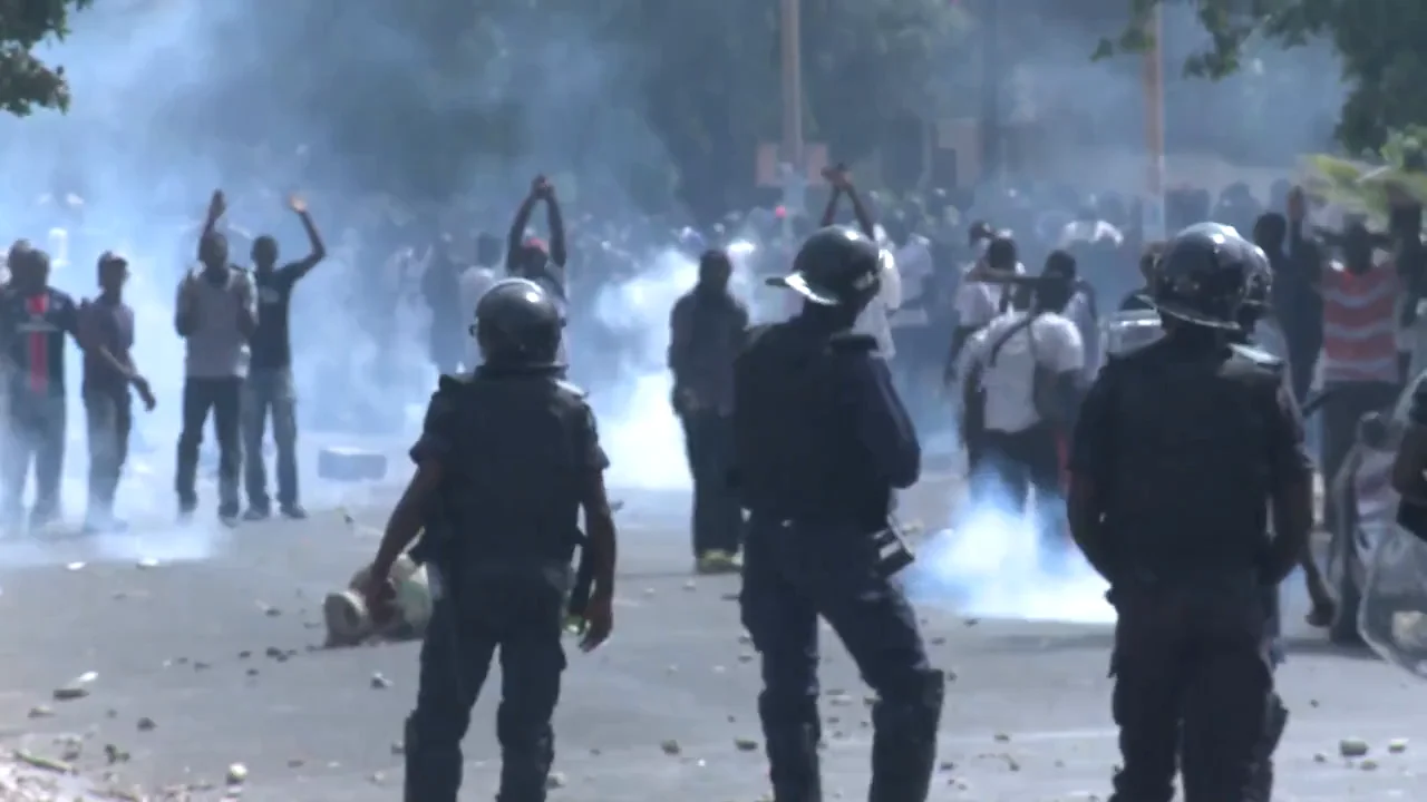 Riots in Dakar, June 2012 on Vimeo